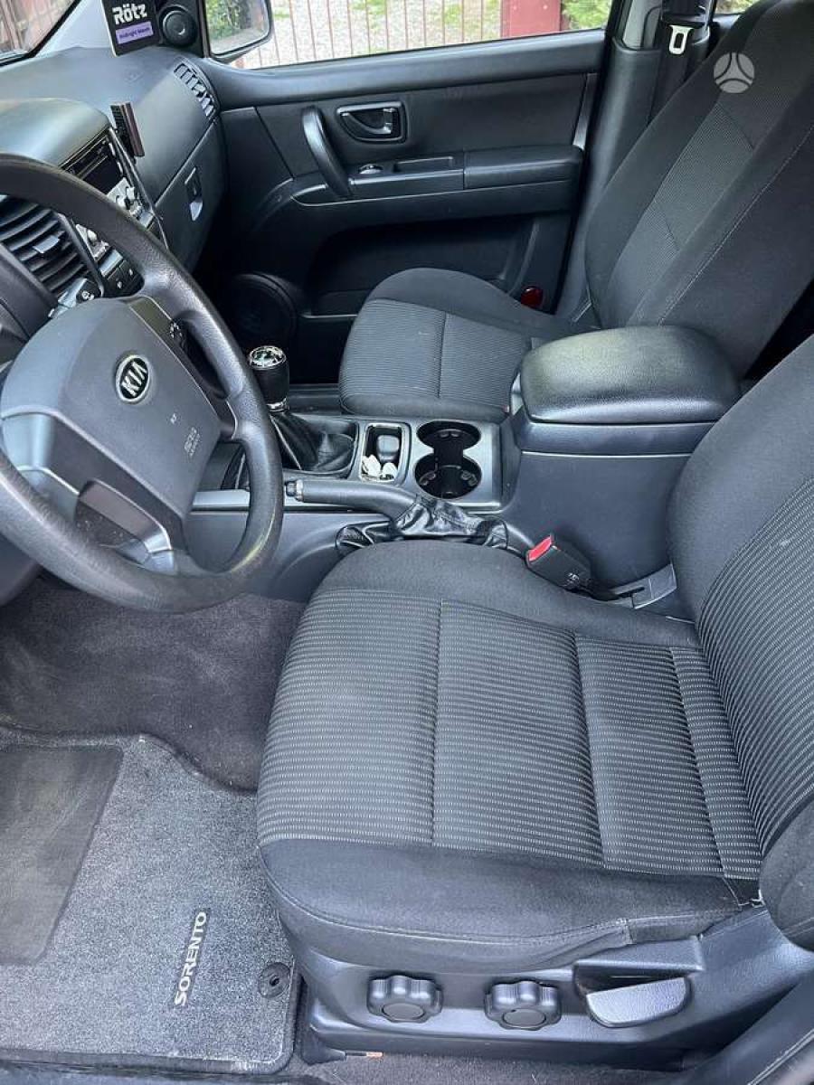 Black Kia Sorento 2007 in Utena, with an engine capacity of 2.50 L and mileage of 216 thousand km for 2550 €, photo 9 on AUTOMOTO.COM.LV