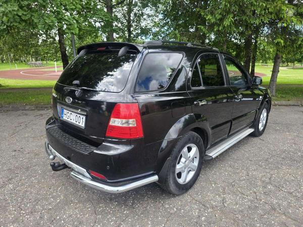 Black Kia Sorento 2007 in Jurbarkas, with an engine capacity of 2.50 L and mileage of 290 thousand km for 2950 €, photo 3 on AUTOMOTO.COM.LV