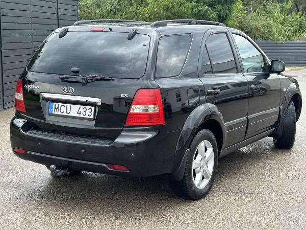 Black Kia Sorento 2007 in Ukmerge, with an engine capacity of 2.50 L and mileage of 250 thousand km for 2950 €, photo 3 on AUTOMOTO.COM.LV