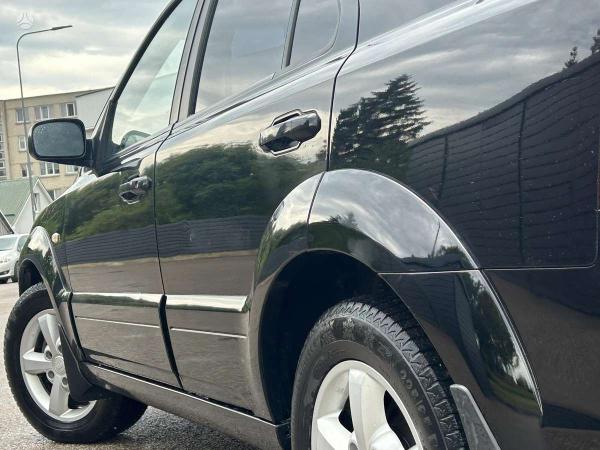 Black Kia Sorento 2007 in Ukmerge, with an engine capacity of 2.50 L and mileage of 250 thousand km for 2950 €, photo 5 on AUTOMOTO.COM.LV
