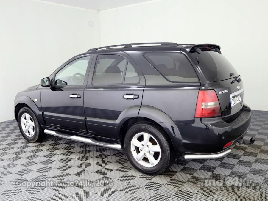 Black Kia Sorento 2007 in Tallinn, with an engine capacity of 2.50 L and mileage of 238 thousand km for 2199 €, photo 5 on AUTOMOTO.COM.LV