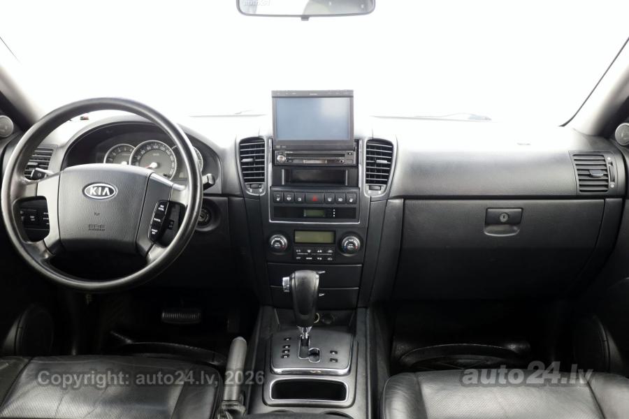 Black Kia Sorento 2007 in Tallinn, with an engine capacity of 2.50 L and mileage of 238 thousand km for 2199 €, photo 6 on AUTOMOTO.COM.LV