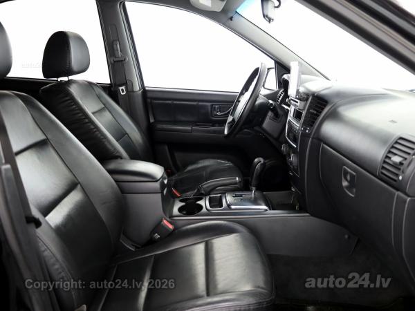 Black Kia Sorento 2007 in Tallinn, with an engine capacity of 2.50 L and mileage of 238 thousand km for 2199 €, photo 6 on AUTOMOTO.COM.LV
