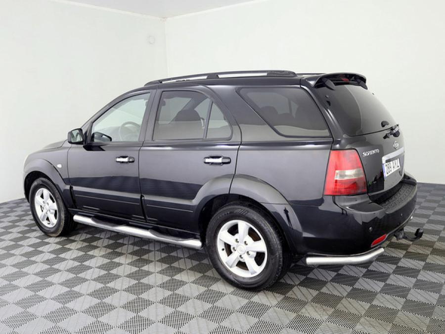 Black Kia Sorento 2007 in Tallinn, with an engine capacity of 2.50 L and mileage of 238 thousand km for 2199 €, photo 5 on AUTOMOTO.COM.LV