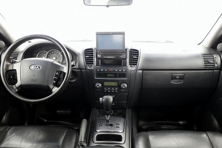 Black Kia Sorento 2007 in Tallinn, with an engine capacity of 2.50 L and mileage of 238 thousand km for 2199 €, photo 6 on AUTOMOTO.COM.LV