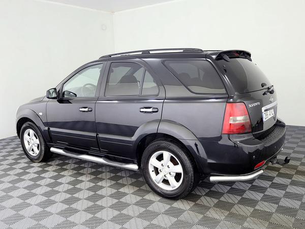 Black Kia Sorento 2007 in Tallinn, with an engine capacity of 2.50 L and mileage of 238 thousand km for 2199 €, photo 4 on AUTOMOTO.COM.LV