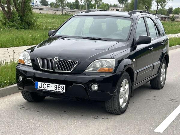 Black Kia Sorento 2007 in Ukmerge, with an engine capacity of 2.50 L and mileage of 293 thousand km for 2650 €, photo 2 on AUTOMOTO.COM.LV