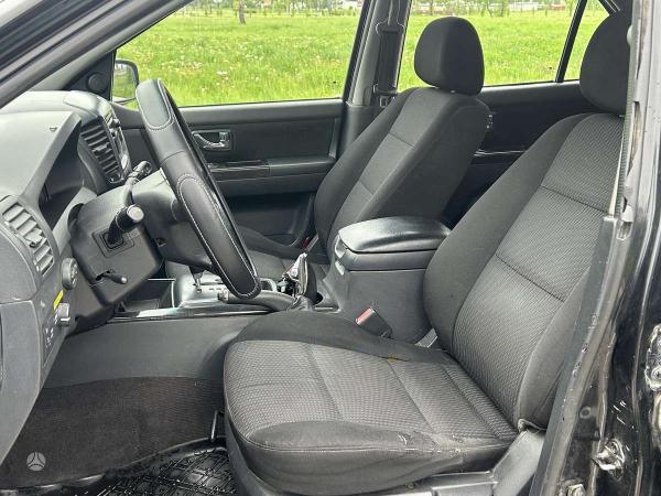 Black Kia Sorento 2007 in Ukmerge, with an engine capacity of 2.50 L and mileage of 293 thousand km for 2650 €, photo 10 on AUTOMOTO.COM.LV