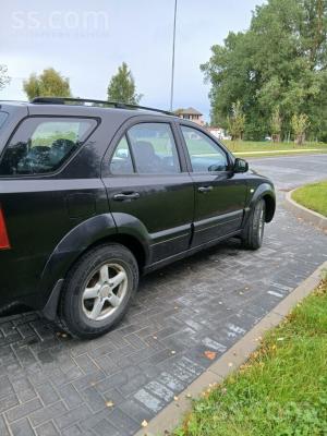 Black Kia Sorento 2007 in Kuldiga, with an engine capacity of 2.50 L and mileage of 321 thousand km for 1780 €, photo 3 on AUTOMOTO.COM.LV
