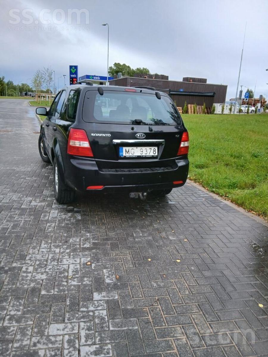 Black Kia Sorento 2007 in Kuldiga, with an engine capacity of 2.50 L and mileage of 321 thousand km for 1780 €, photo 6 on AUTOMOTO.COM.LV