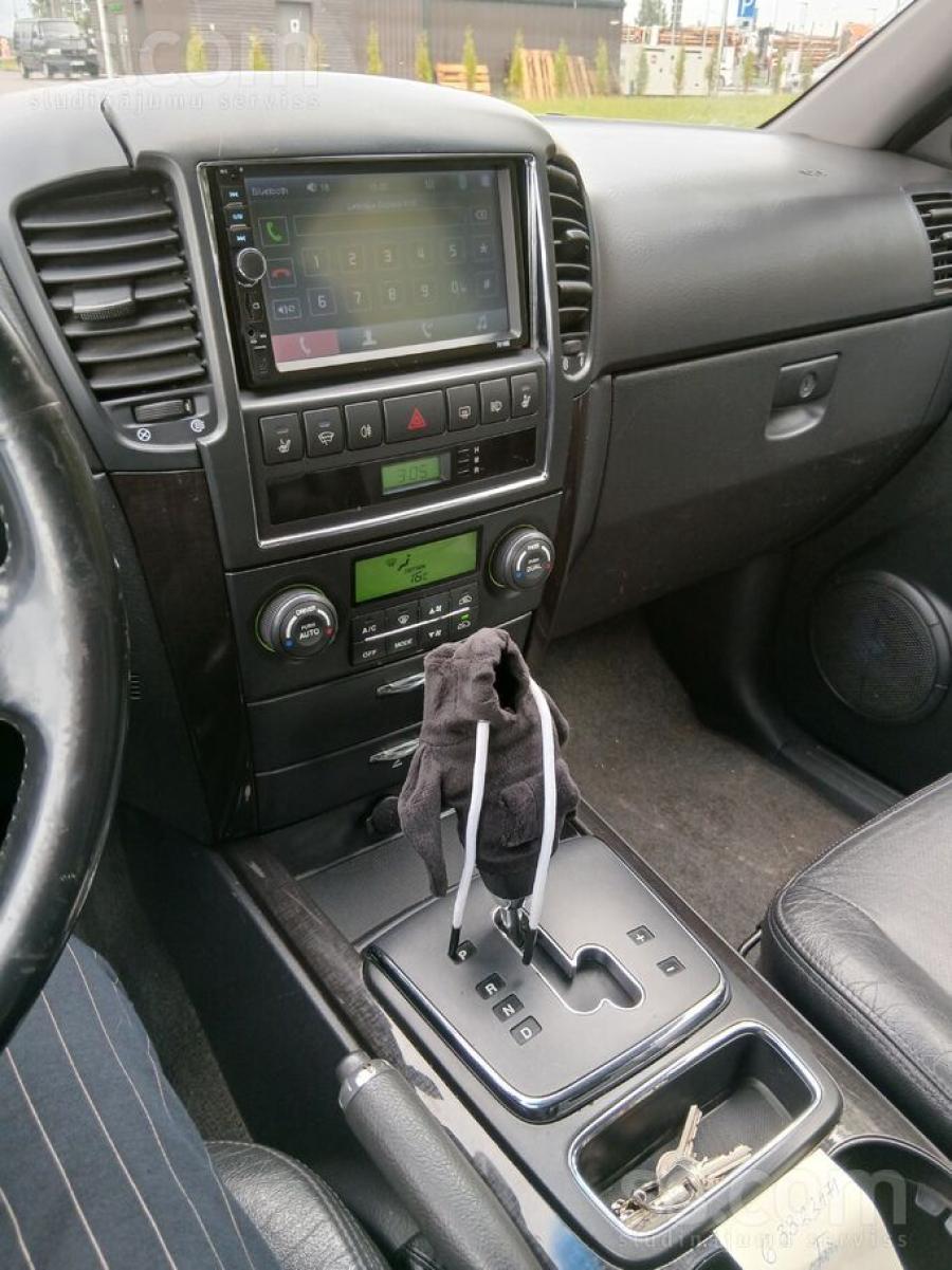 Black Kia Sorento 2007 in Kuldiga, with an engine capacity of 2.50 L and mileage of 321 thousand km for 1780 €, photo 9 on AUTOMOTO.COM.LV
