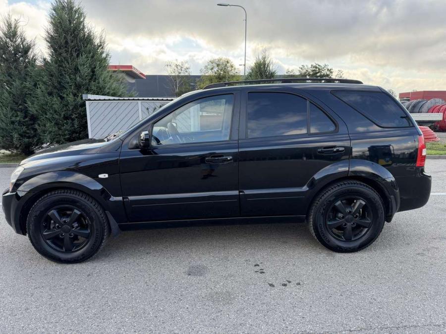 Black Kia Sorento 2007 in Kaunas, with an engine capacity of 0.00 L and mileage of 247 thousand km for 3650 €, photo 5 on AUTOMOTO.COM.LV