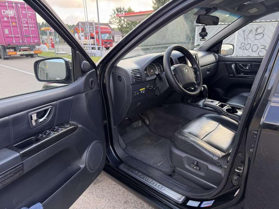 Black Kia Sorento 2007 in Kaunas, with an engine capacity of 0.00 L and mileage of 247 thousand km for 3650 €, photo 9 on AUTOMOTO.COM.LV