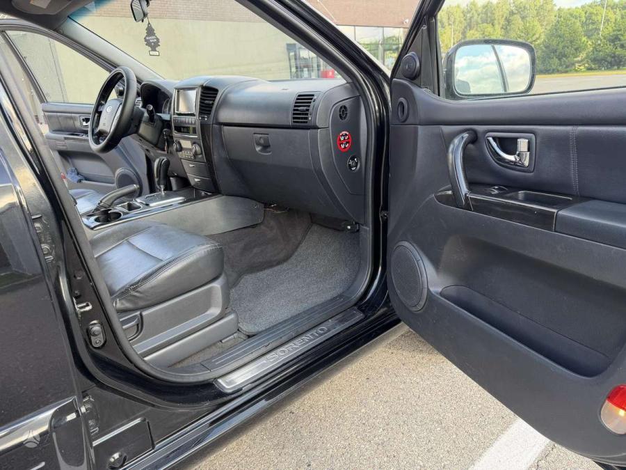 Black Kia Sorento 2007 in Kaunas, with an engine capacity of 0.00 L and mileage of 247 thousand km for 3650 €, photo 12 on AUTOMOTO.COM.LV