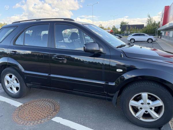 Black Kia Sorento 2007 in Vilnius, with an engine capacity of 2.50 L and mileage of 222 thousand km for 3000 €, photo 3 on AUTOMOTO.COM.LV