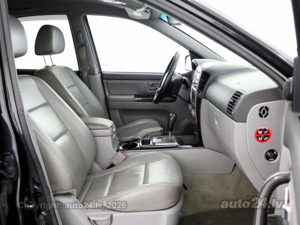 Black Kia Sorento 2007 in Tallinn, with an engine capacity of 2.50 L and mileage of 255 thousand km for 2699 €, photo 7 on AUTOMOTO.COM.LV