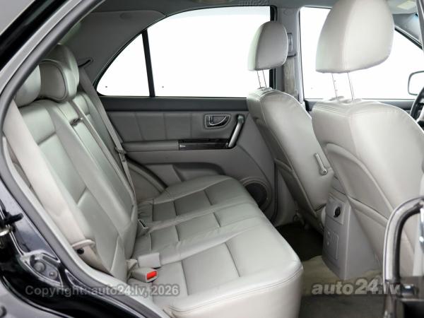 Black Kia Sorento 2007 in Tallinn, with an engine capacity of 2.50 L and mileage of 255 thousand km for 2699 €, photo 8 on AUTOMOTO.COM.LV