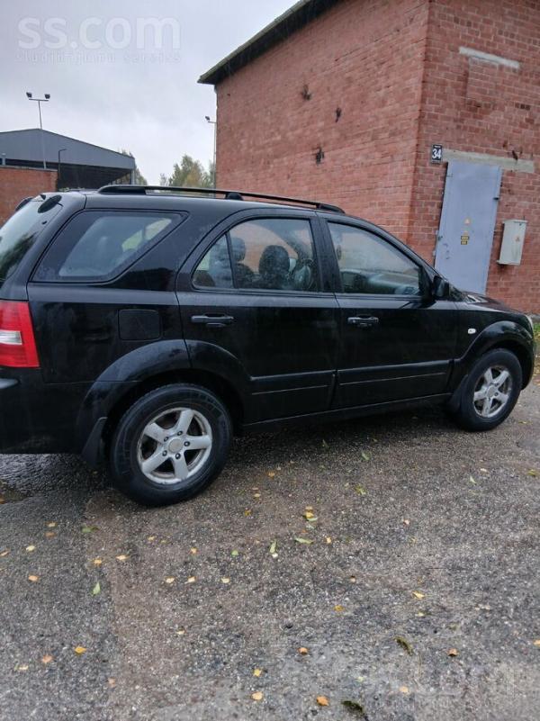 Black Kia Sorento 2007 in Kuldiga, with an engine capacity of 2.50 L and mileage of 321 thousand km for 1780 €, photo 7 on AUTOMOTO.COM.LV