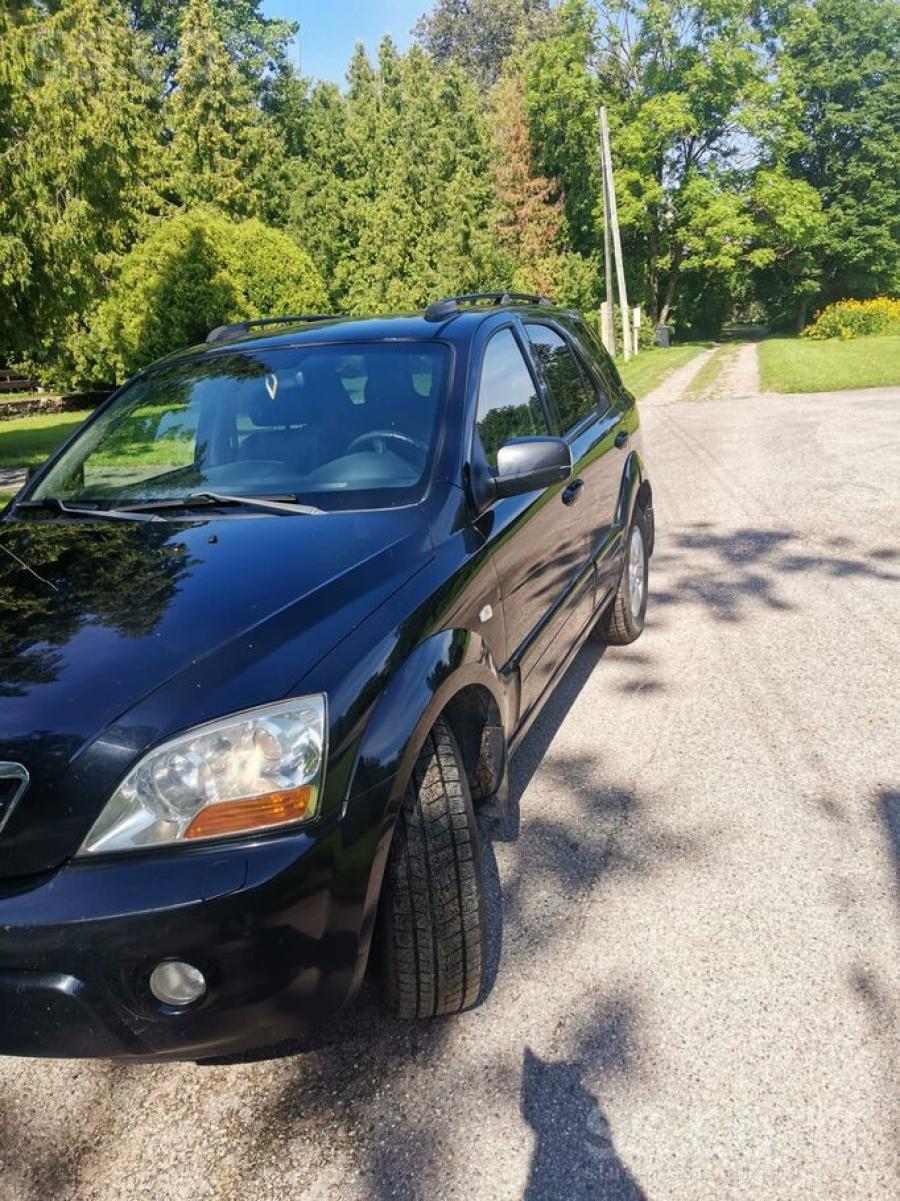 Black Kia Sorento 2008 in Dobele, with an engine capacity of 2.50 L and mileage of 301 thousand km for 4000 €, photo 3 on AUTOMOTO.COM.LV