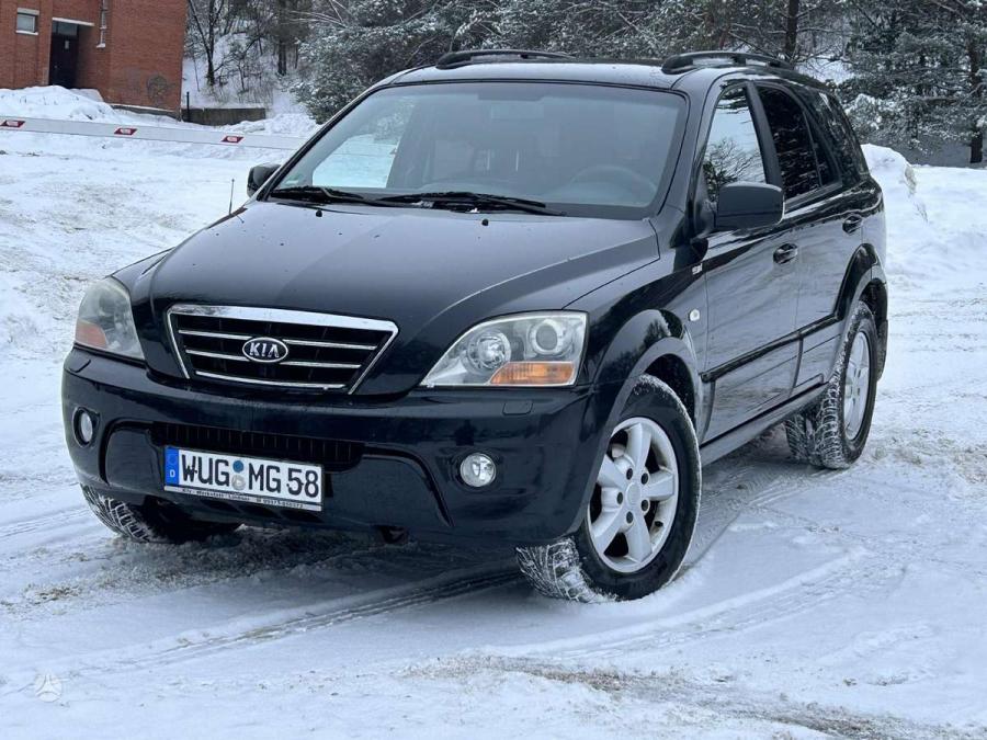 Black Kia Sorento 2008 in Ukmerge, with an engine capacity of 2.50 L and mileage of 303 thousand km for 3650 €, photo 1 on AUTOMOTO.COM.LV