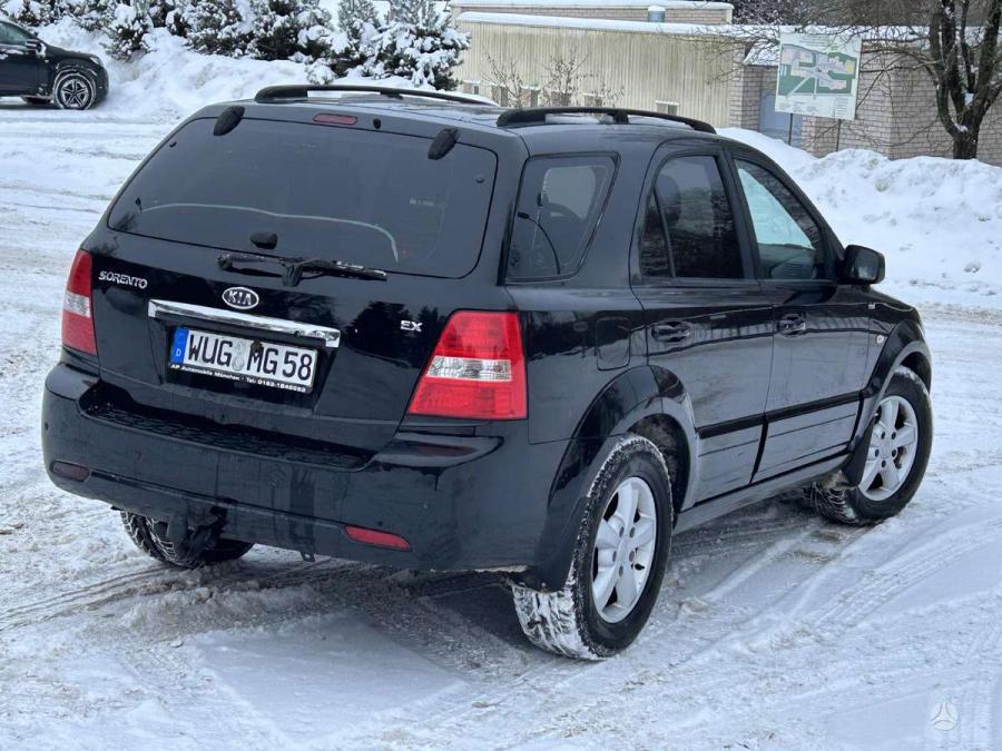 Black Kia Sorento 2008 in Ukmerge, with an engine capacity of 2.50 L and mileage of 303 thousand km for 3650 €, photo 4 on AUTOMOTO.COM.LV