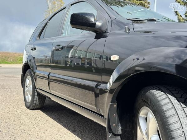 Black Kia Sorento 2008 in Kaunas, with an engine capacity of 2.50 L and mileage of 374 thousand km for 2300 €, photo 9 on AUTOMOTO.COM.LV