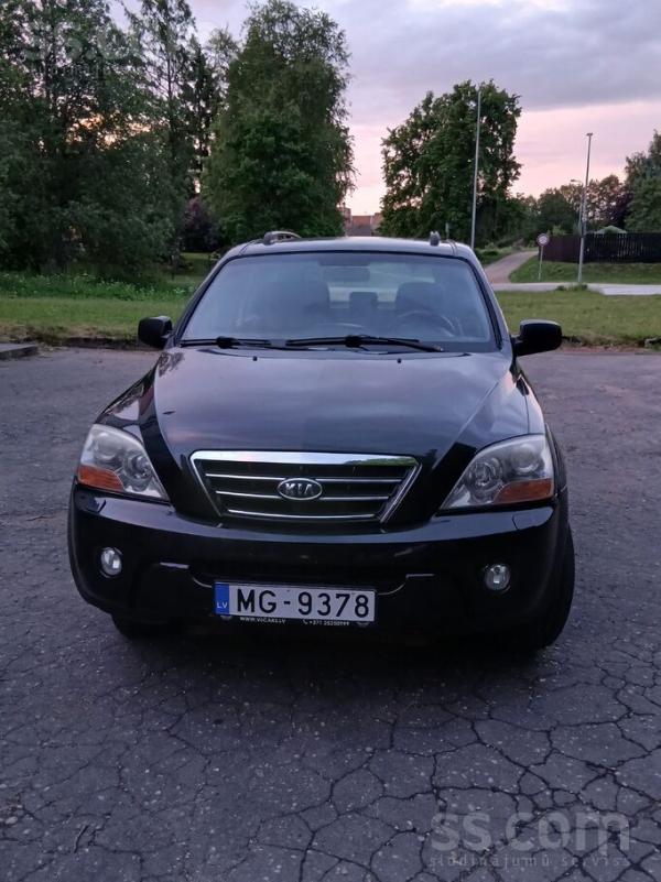 Black Kia Sorento 2008 in Kuldiga, with an engine capacity of 2.50 L and mileage of 319 thousand km for 2760 €, photo 1 on AUTOMOTO.COM.LV