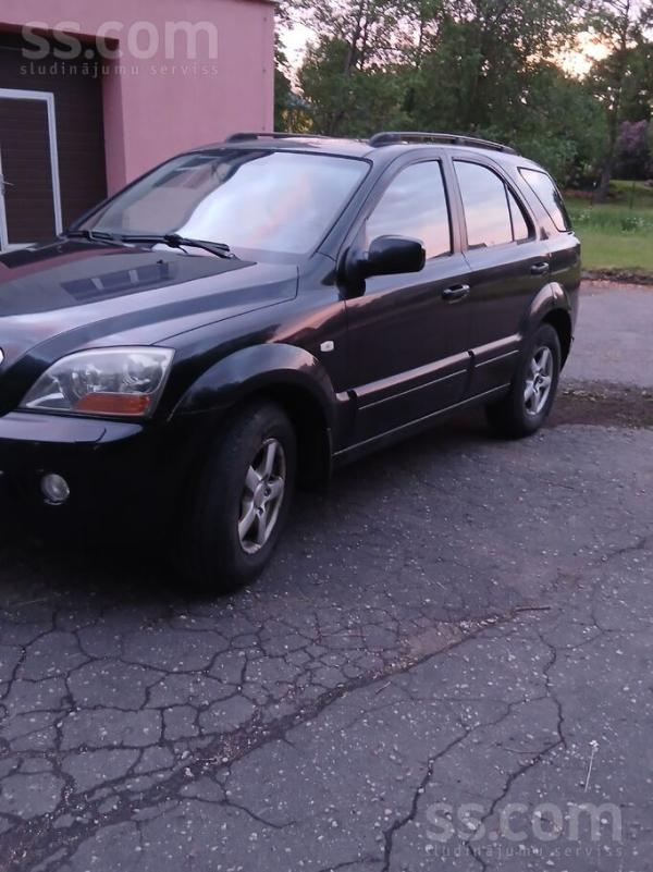 Black Kia Sorento 2008 in Kuldiga, with an engine capacity of 2.50 L and mileage of 319 thousand km for 2760 €, photo 2 on AUTOMOTO.COM.LV
