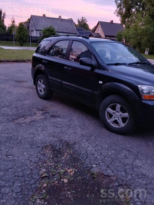Black Kia Sorento 2008 in Kuldiga, with an engine capacity of 2.50 L and mileage of 319 thousand km for 2760 €, photo 6 on AUTOMOTO.COM.LV
