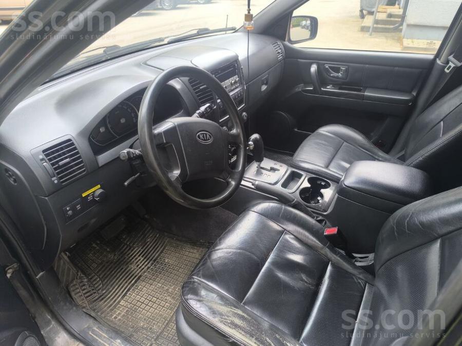 Black Kia Sorento 2008 in Dobele, with an engine capacity of 2.50 L and mileage of 277 thousand km for 2700 €, photo 5 on AUTOMOTO.COM.LV
