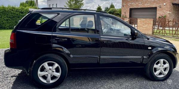 Black Kia Sorento 2008 in Marijampole, with an engine capacity of 2.50 L and mileage of 259 thousand km for 4100 €, photo 8 on AUTOMOTO.COM.LV
