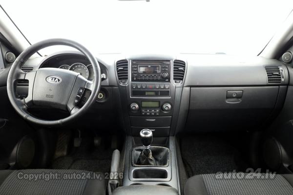Black Kia Sorento 2008 in Tallinn, with an engine capacity of 2.50 L and mileage of 339 thousand km for 1899 €, photo 6 on AUTOMOTO.COM.LV