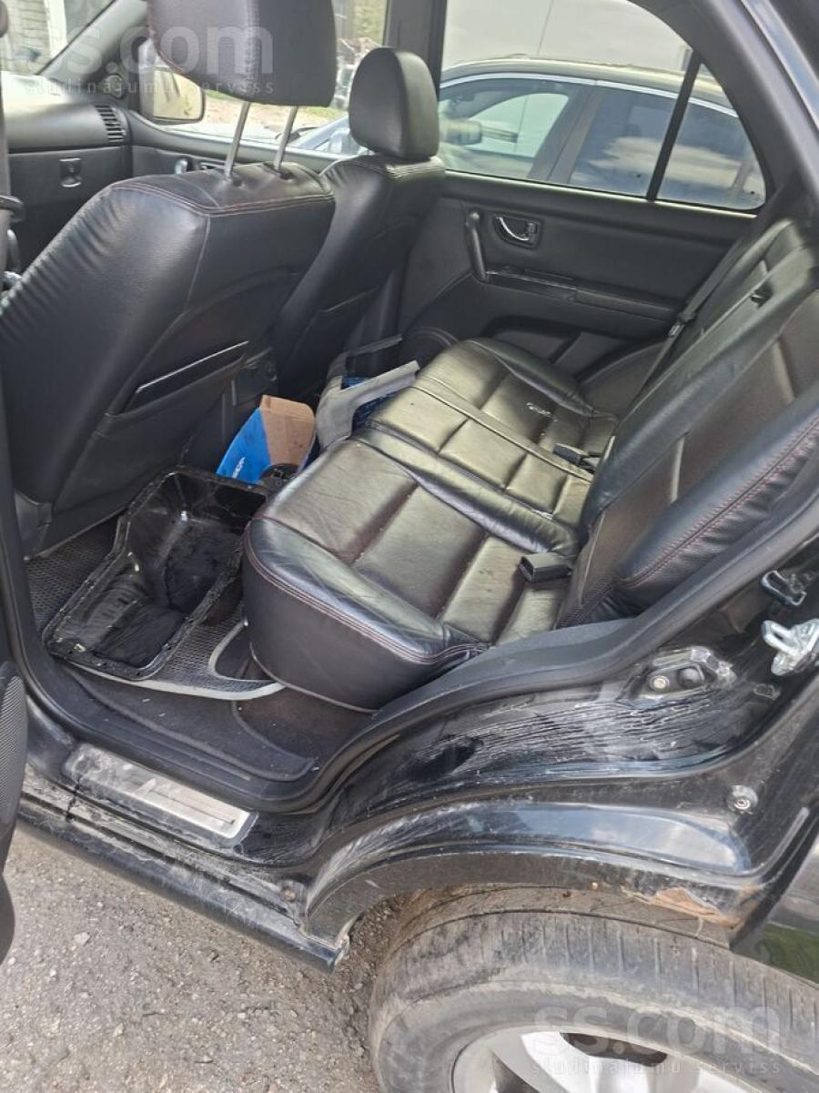 Melns Kia Sorento 2008 Rēzekne, ar dzinēja tilpumu 2.50 L un nobraukumu 200 tūkst. km par 1000 €, foto 7 vietnē AUTOMOTO.COM.LV