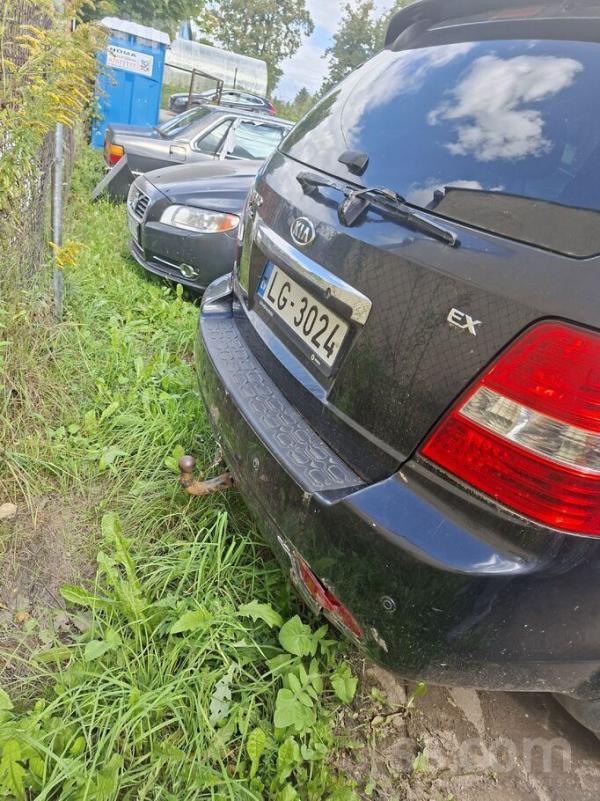 Black Kia Sorento 2008 in Rezekne, with an engine capacity of 2.50 L and mileage of 200 thousand km for 1000 €, photo 9 on AUTOMOTO.COM.LV