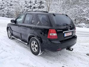 Black Kia Sorento 2009 in Vilnius, with an engine capacity of 2.50 L and mileage of 273 thousand km for 2900 €, photo 4 on AUTOMOTO.COM.LV