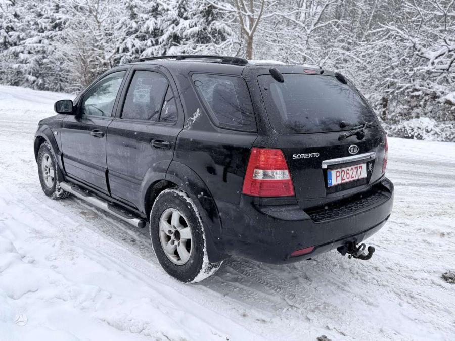 Black Kia Sorento 2009 in Vilnius, with an engine capacity of 2.50 L and mileage of 273 thousand km for 2900 €, photo 4 on AUTOMOTO.COM.LV