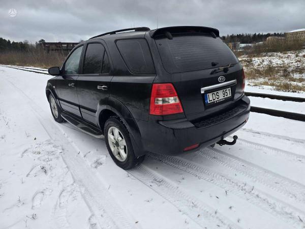 Black Kia Sorento 2009 in Vilnius, with an engine capacity of 2.50 L and mileage of 221 thousand km for 2500 €, photo 4 on AUTOMOTO.COM.LV