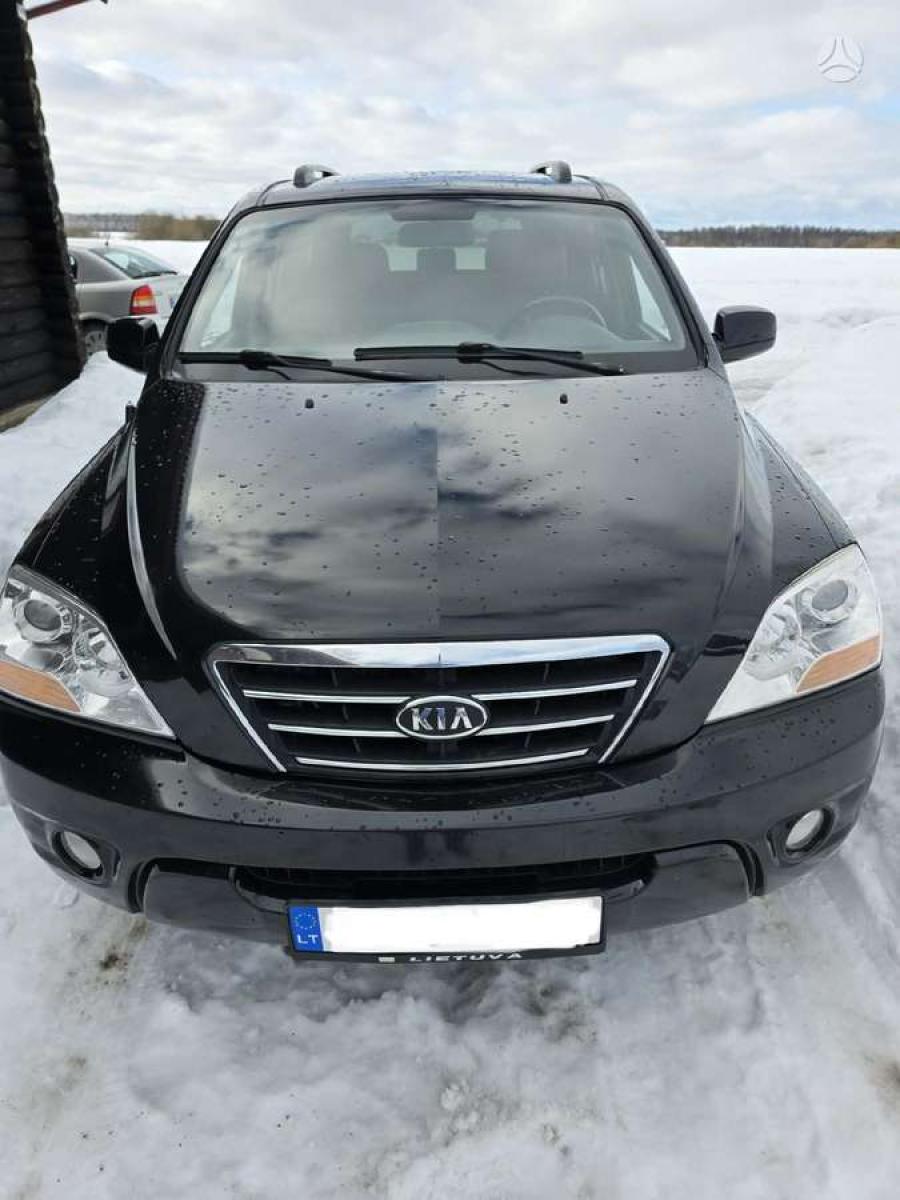 Black Kia Sorento 2009 in Gargzdai, with an engine capacity of 2.50 L and mileage of 297 thousand km for 5200 €, photo 2 on AUTOMOTO.COM.LV