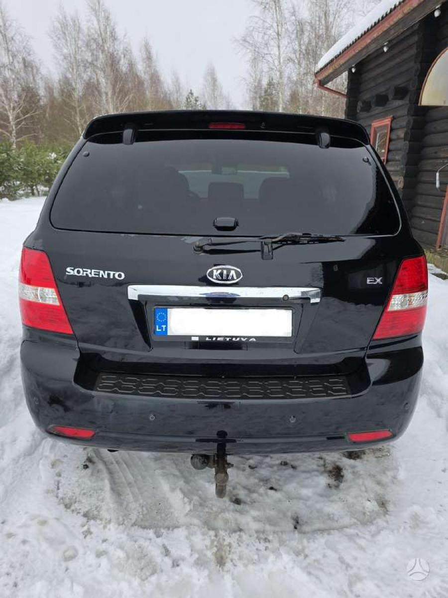 Black Kia Sorento 2009 in Gargzdai, with an engine capacity of 2.50 L and mileage of 297 thousand km for 5200 €, photo 3 on AUTOMOTO.COM.LV