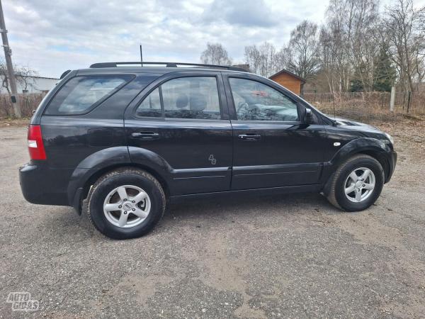 Black Kia Sorento 2009 in Prienai, with an engine capacity of 2.50 L and mileage of 247 thousand km for 2999 €, photo 6 on AUTOMOTO.COM.LV