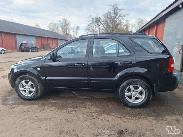 Black Kia Sorento 2009 in Prienai, with an engine capacity of 2.50 L and mileage of 247 thousand km for 2999 €, photo 9 on AUTOMOTO.COM.LV