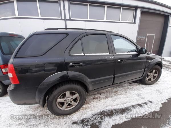 Black Kia Sorento 2009 in Parnu, with an engine capacity of 2.50 L and mileage of 186 thousand km for 1500 €, photo 5 on AUTOMOTO.COM.LV