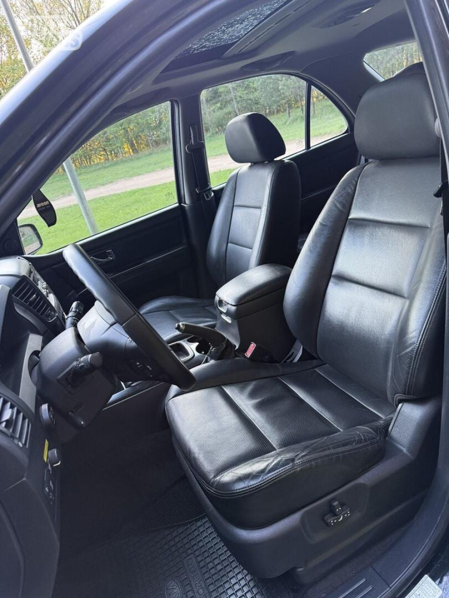 Black Kia Sorento 2009 in Prienai, with an engine capacity of 2.50 L and mileage of 258 thousand km for 3700 €, photo 16 on AUTOMOTO.COM.LV