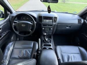 Black Kia Sorento 2009 in Prienai, with an engine capacity of 2.50 L and mileage of 258 thousand km for 3700 €, photo 19 on AUTOMOTO.COM.LV