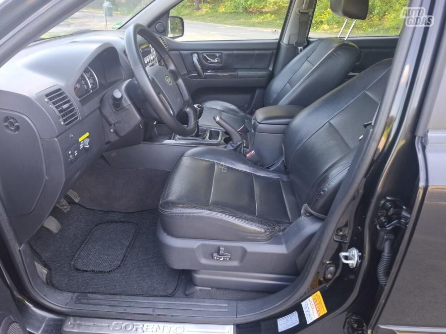 Black Kia Sorento 2009 in Prienai, with an engine capacity of 2.50 L and mileage of 215 thousand km for 3800 €, photo 5 on AUTOMOTO.COM.LV