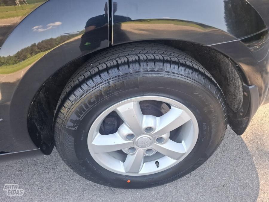 Black Kia Sorento 2009 in Prienai, with an engine capacity of 2.50 L and mileage of 215 thousand km for 3800 €, photo 14 on AUTOMOTO.COM.LV