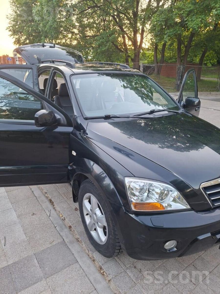 Black Kia Sorento 2009 in Riga, with an engine capacity of 2.50 L and mileage of 234 thousand km for 4499 €, photo 3 on AUTOMOTO.COM.LV