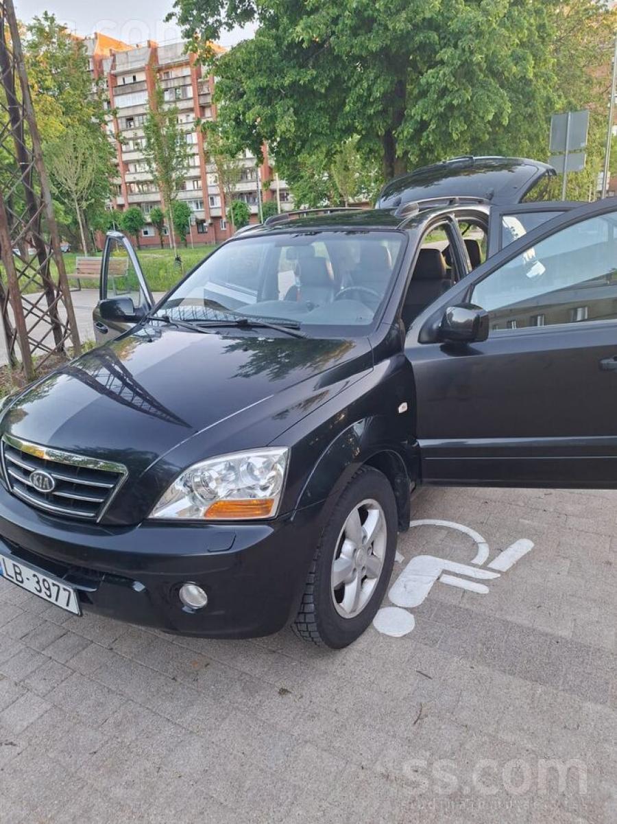 Black Kia Sorento 2009 in Riga, with an engine capacity of 2.50 L and mileage of 234 thousand km for 4499 €, photo 4 on AUTOMOTO.COM.LV