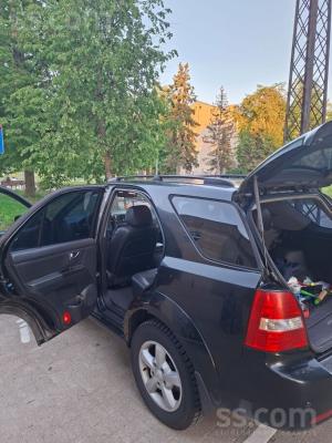 Black Kia Sorento 2009 in Riga, with an engine capacity of 2.50 L and mileage of 234 thousand km for 4499 €, photo 5 on AUTOMOTO.COM.LV