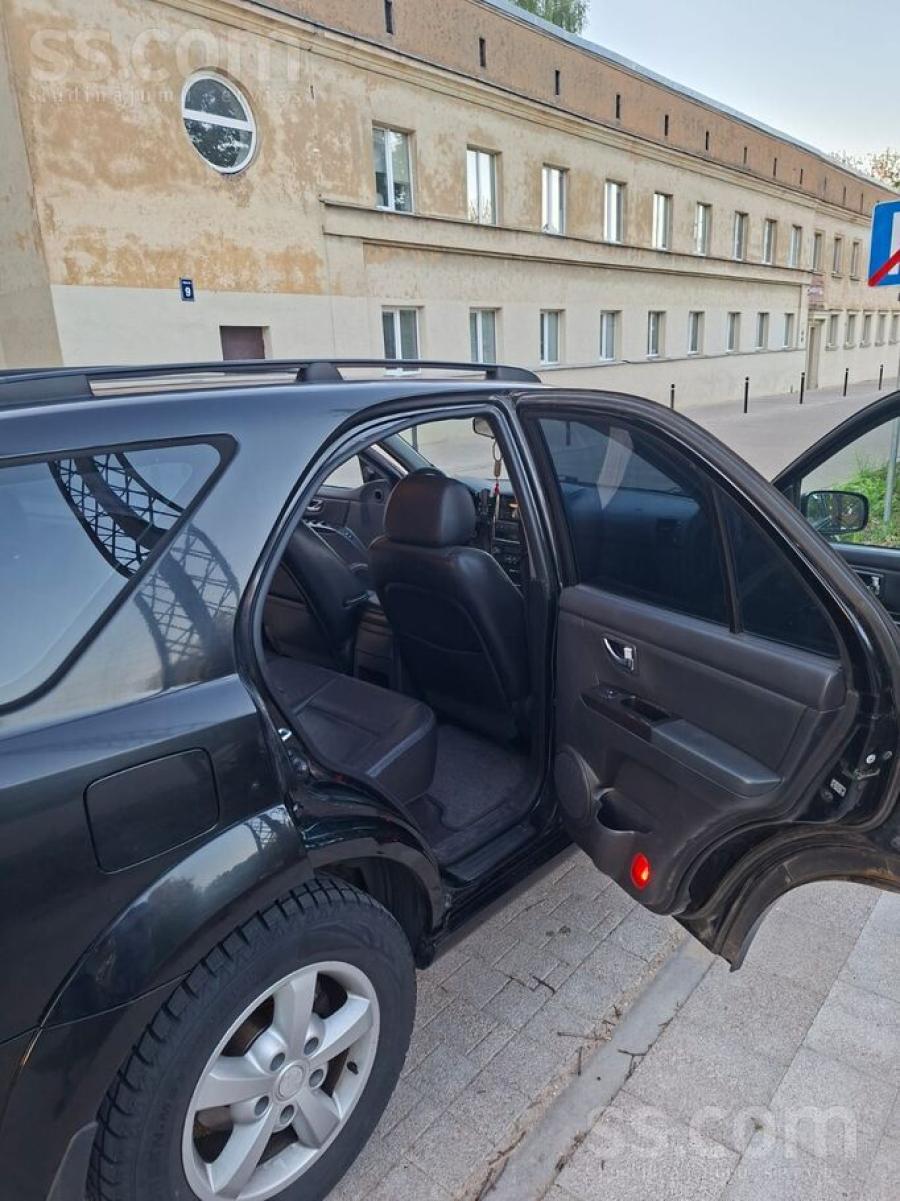 Black Kia Sorento 2009 in Riga, with an engine capacity of 2.50 L and mileage of 234 thousand km for 4499 €, photo 6 on AUTOMOTO.COM.LV
